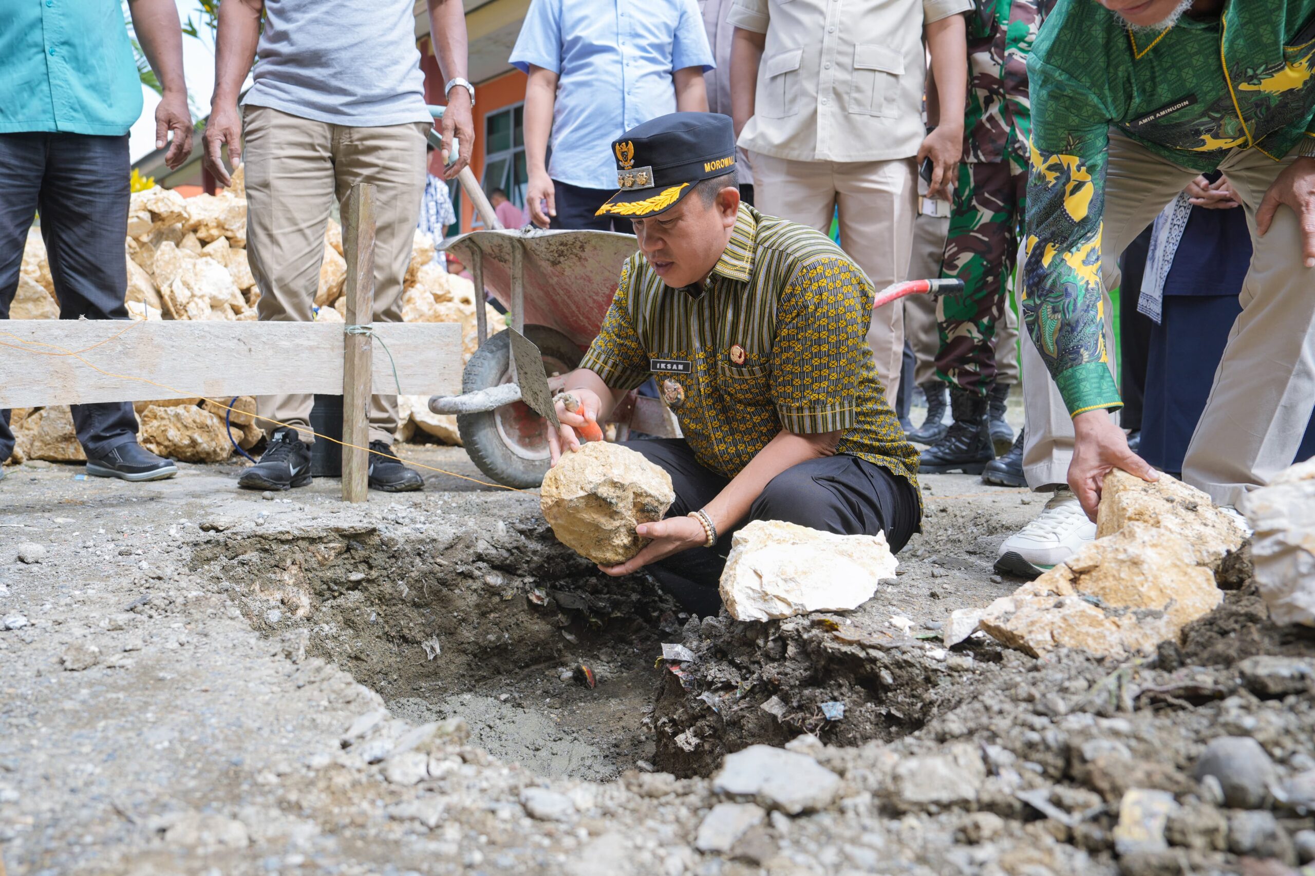 Bupati Iksan Letakkan Batu Pertama Ruang Kelas Baru di SDN 1 Puntari ...